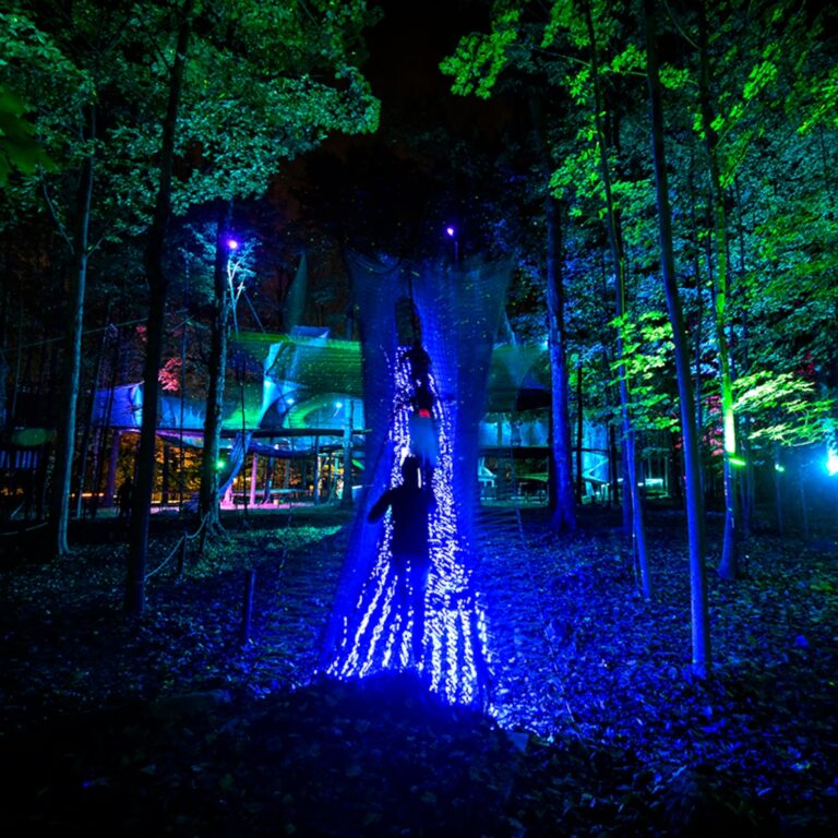 Uplà: une trampoline illuminée sous les étoiles - Upla